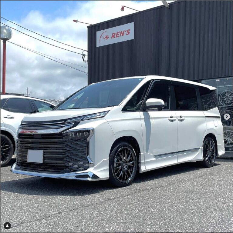 トヨタ ヴォクシー RAYS ホムラ2×9PLUS JET BLACK エディション | カーショップレンズは長浜市のタイヤ＆ホイール専門店