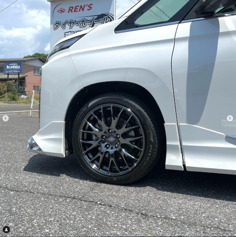 トヨタ ヴォクシー RAYS ホムラ2×9PLUS JET BLACK エディション | カーショップレンズは長浜市のタイヤ＆ホイール専門店